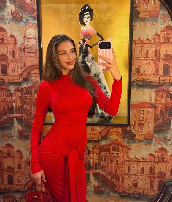 Louis Tomlinson’s Girlfriend Zara McDermott Turns Heads in Curve ...