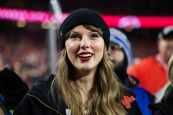 Travis Kelce’s Behavior With Taylor Swift at Stanley Cup Final Catches ...