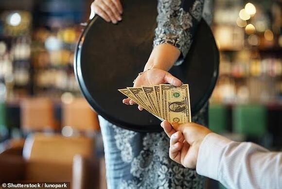 Greedy waitress chases down customer and calls cops because he didn't ...