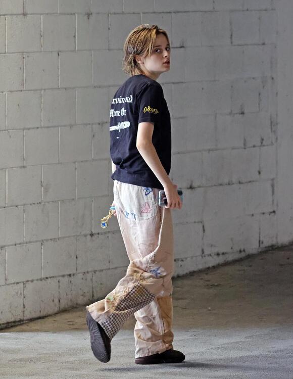Angelina Jolie’s 17-Year-Old Daughter Vivienne Pulled Up to Michaels in ...