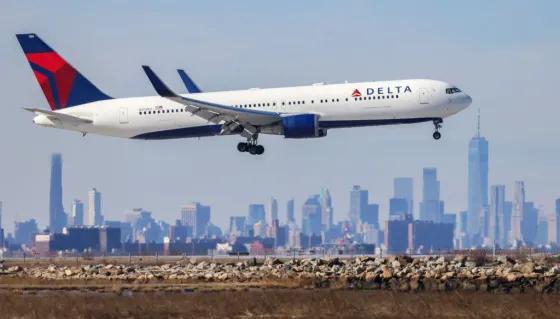 Worst. Flight. Ever. : Delta Flight Forced To Turn Around After Maggots ...