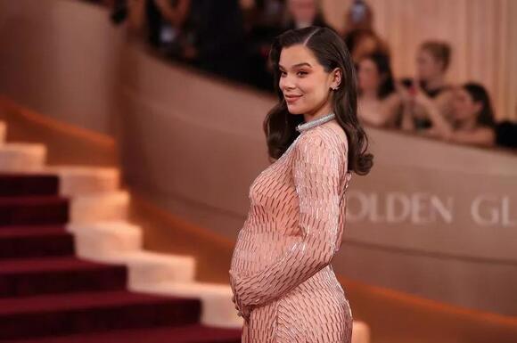 Hailee Steinfeld shows off baby bump at Golden Globes as she skips ...