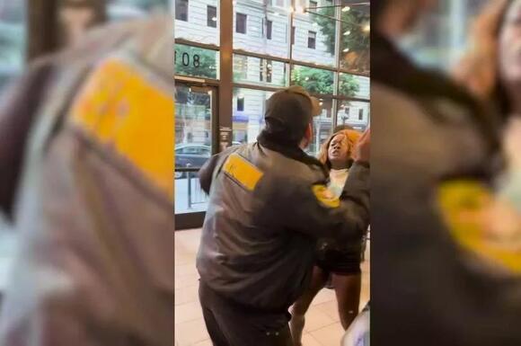 Los Angeles security guard brutally slaps female Taco Bell customer in ...