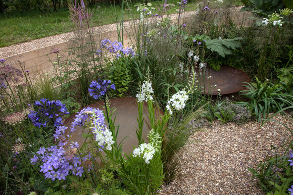 Ditch The Concrete Pavers: Gravel Started Taking Over Outdoor Spaces ...