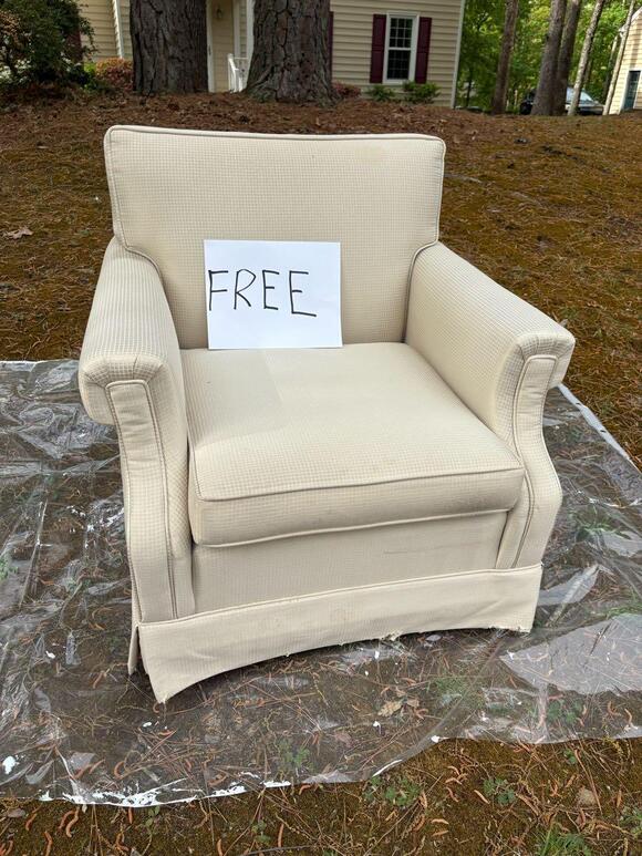 🎁 Freebies Up for Grabs in Henrico — Furniture, Boxes & More - NewsBreak