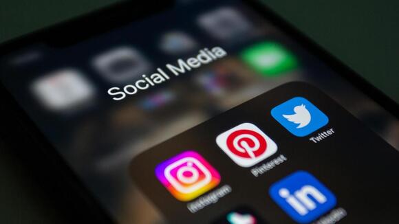 8 Reasons “Mogging” Is Becoming a Toxic Online Trend You Can’t Ignore ...