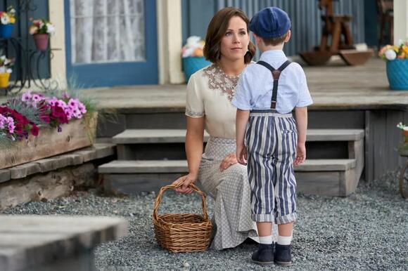 Erin Krakow’s Real-Life Love Story! Meet Her ‘When Calls the Heart ...
