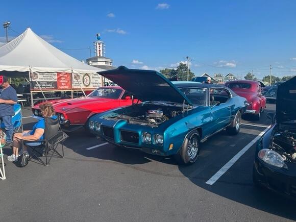 Wayne's Drive-In in Cedarburg: Retro Eats & Car Show Delights Opens for ...