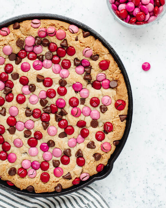Ultimate Gooey Skillet Cookie: Easy, Shareable Dessert with Crisp Edges ...