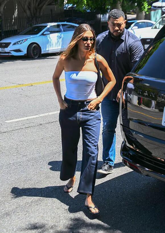 Hailey Bieber Turns Heads In The Indigo Denim Jeans Trend That Will Be ...