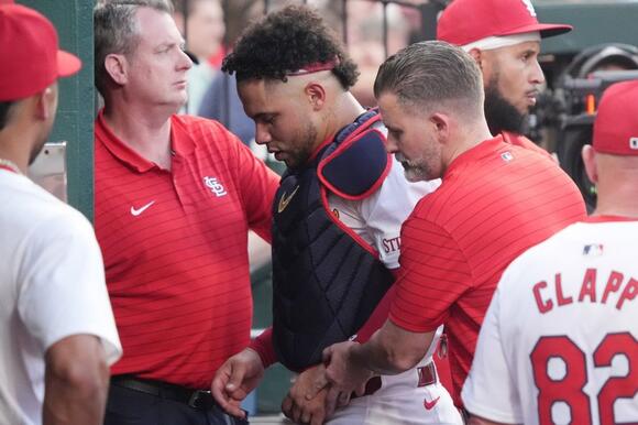 Mets' J.D. Martinez accidentally hits Cardinals' Willson Contreras with bat, breaks arm