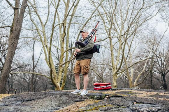 FDNY paramedic attracts Central Park fans with his outdoor bagpiping