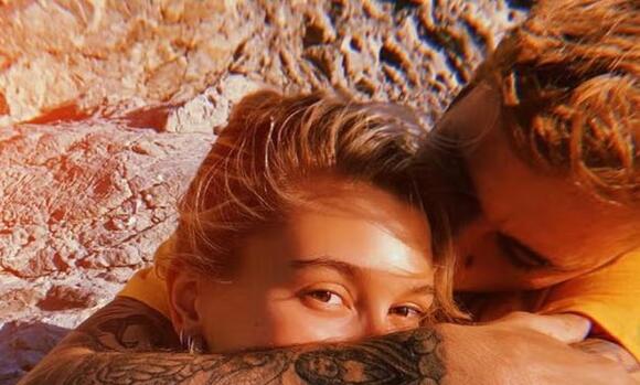 Justin Bieber’s Mom Sends Message To Hailey - NewsBreak