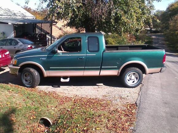 🎁 Freebies Up for Grabs in Windsor — From Furniture to Holiday Decor ...