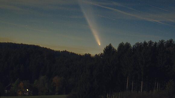 Rare illusion gives 'once-in-a-lifetime' comet a seemingly impossible 2nd tail after closest ...