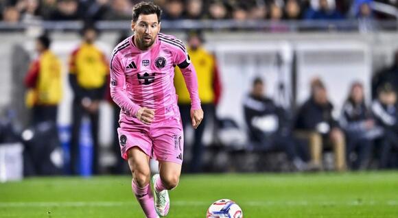 Fans Run Onto The Field & Tackle Lionel Messi During Bizarre Scene At ...