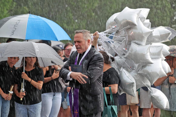 Community stands together for Jackson Mueller - NewsBreak