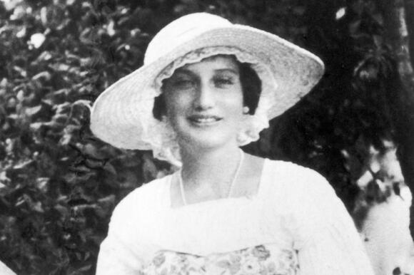 When "Little" Edie Beale died, no one found her body for five days. The ...