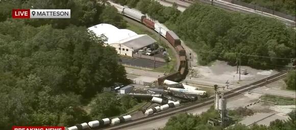 Heartstopping photos of Illinois train derailment prompts evacuation ...