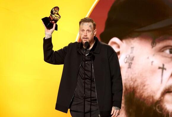 R&B singer slams Jelly Roll for staying silent on politics after ...