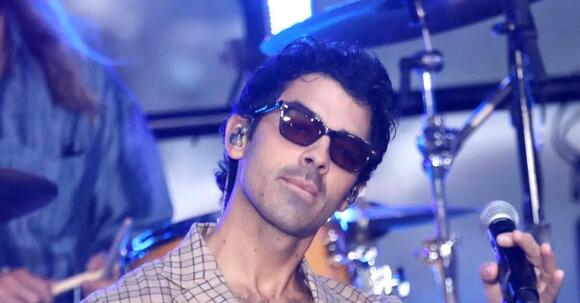 Joe Jonas Defends Himself After Video of Him Picking His Nose Goes ...