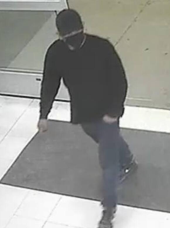 Police searching for armed suspects in robbery at Zillah grocery store ...