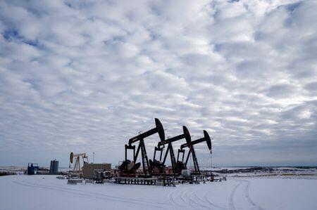 Analysis-Oil majors eye resurgent Canadian energy in wake of Middle ...