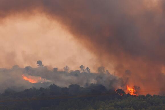 Spanish wildfires rage as tourists forced to evacuate holiday hotspot ...
