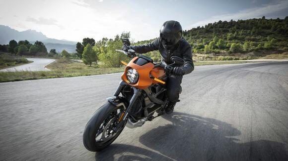 A 370-mile solid-state battery motorcycle breaks EV norms at CES ...