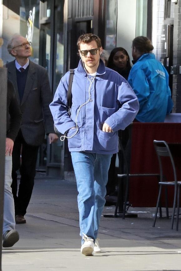 Harry Styles spotted in crowd at Vatican to welcome new Pope Leo XIV ...