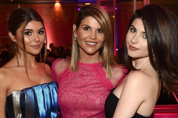 Lori Loughlin Still ‘Extremely Angry’ with Ex Mossimo Giannulli as They ...