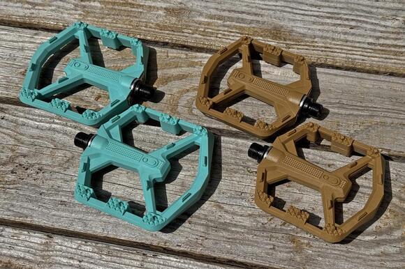 Crankbrothers Stamp 0 Plastic Flat Pedals Offer Pretty Good Grip on ...