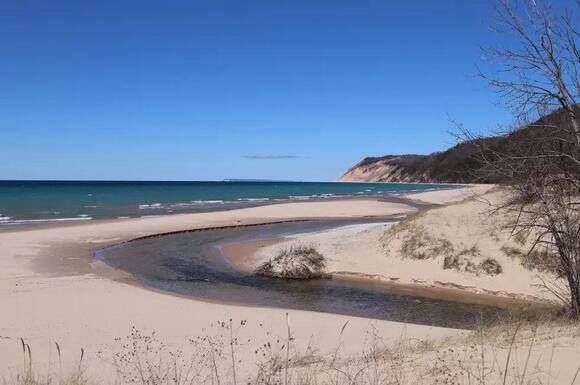 Popular British Influencers React To Seeing Great Lakes For First Time ...