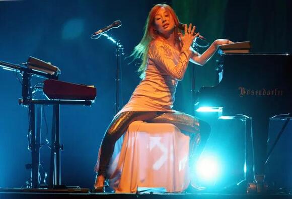 Tori Amos Injured During Wild Moose Encounter On Tour: 'Horrible ...