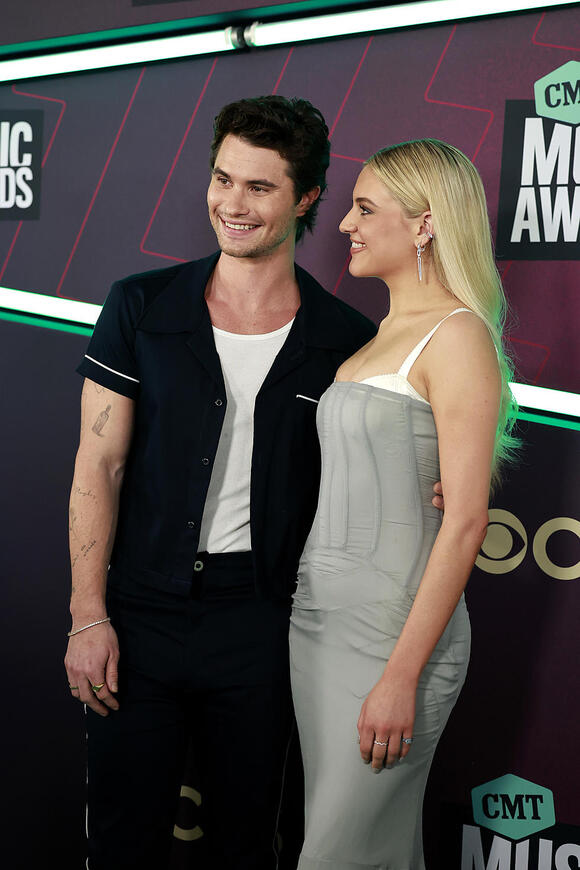 Kelsea + Chase Start the New Year With a Kiss - NewsBreak