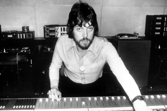 Alan Parsons Takes on Scammers - NewsBreak