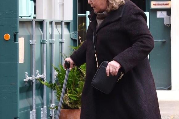 Hollywood actress Kathleen Turner unrecognizable as she's seen with ...