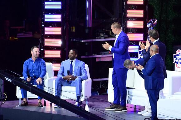 Randy Moss brought to tears by ovation at Tom Brady’s Patriots ceremony