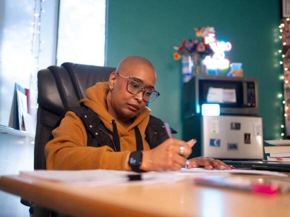 To keep AI out of her classroom, this high school English teacher went ...