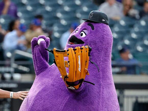 Grimace dials up a McGreat first pitch before Mets’ win at Citi Field