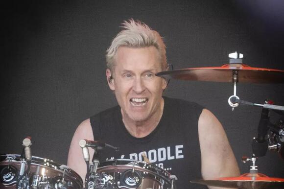 Setlist + Video - Foo Fighters Play First Show With New Drummer - NewsBreak