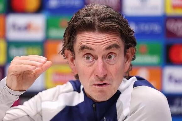 Micky van de Ven makes Alexander Isak gesture after Liverpool striker ...