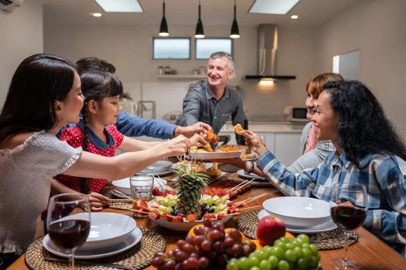 8 Tips for Feeding a Large Family on a Budget - NewsBreak