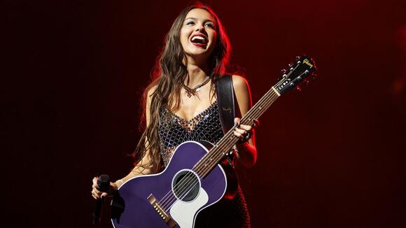 Olivia Rodrigo makes surprise appearance at Brooklyn open-mic night to ...