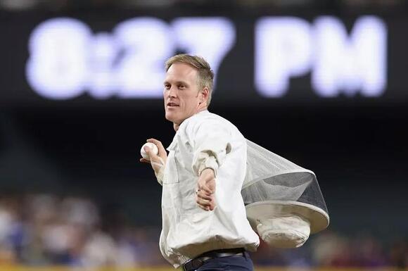 Diamondbacks game delayed by 2 hours as swarm of bees forces fans to ...