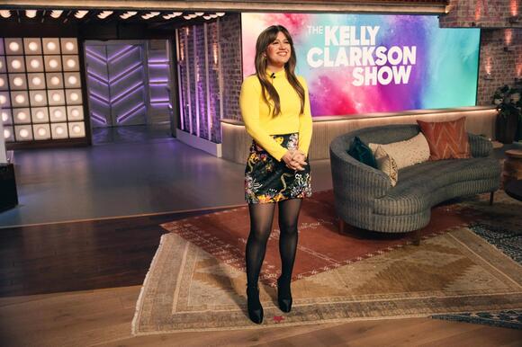 Kelly Clarkson goes makeup-free on Kylie Kelce’s podcast: ‘So lovely to ...