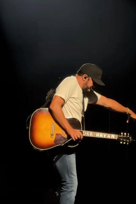 Luke Bryan admits hilarious reason he had to stop mid-concert Moonwalk ...