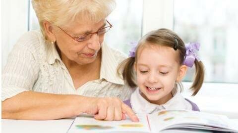 Chandler's Golden Neighbors share love of reading with students