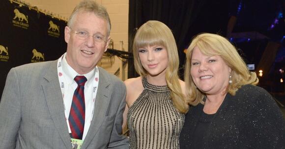 No, Taylor Swift’s Parents Are Not Publicly Divorced - NewsBreak