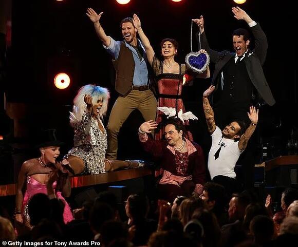 Big Bang Theory star Jim Parsons puts on gender-bending performance at ...